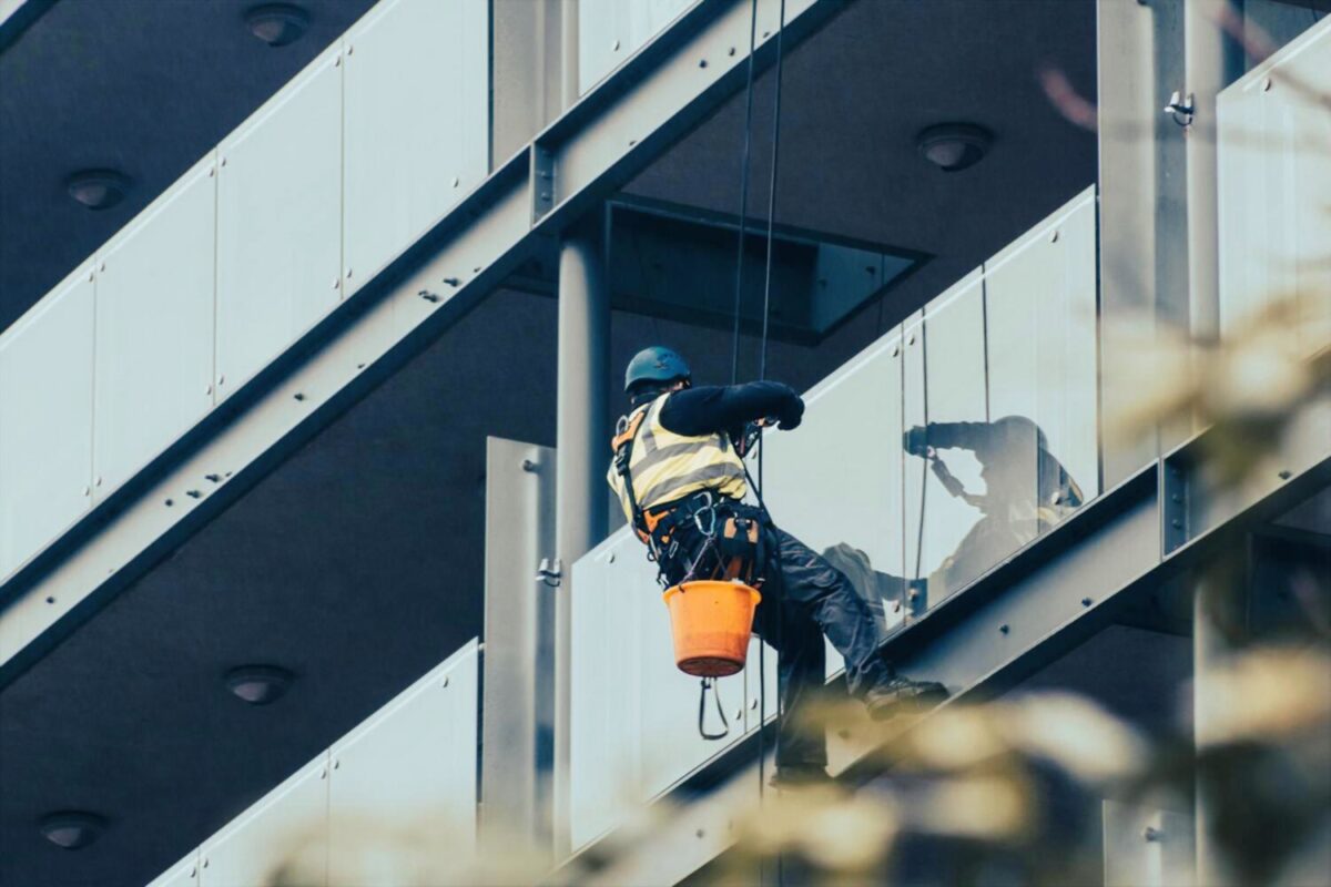 EPIs en el sector de la limpieza. Claves legales y preventivas
